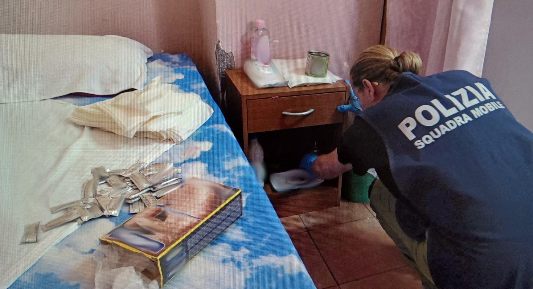 CATANIA. CASE A LUCI ROSSE E FINTI CENTRI MASSAGGI: LA POLIZIA NE ... CATANIA. CASE A LUCI ROSSE E FINTI CENTRI MASSAGGI: LA POLIZIA NE ...