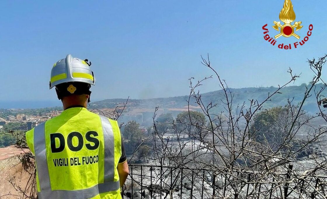 INCENDIO SULL'AUTOSTRADA A18 AD ACI CATENA, FIAMME ALLE SPALLE DEL ... INCENDIO SULL'AUTOSTRADA A18 AD ACI CATENA, FIAMME ALLE SPALLE DEL ...